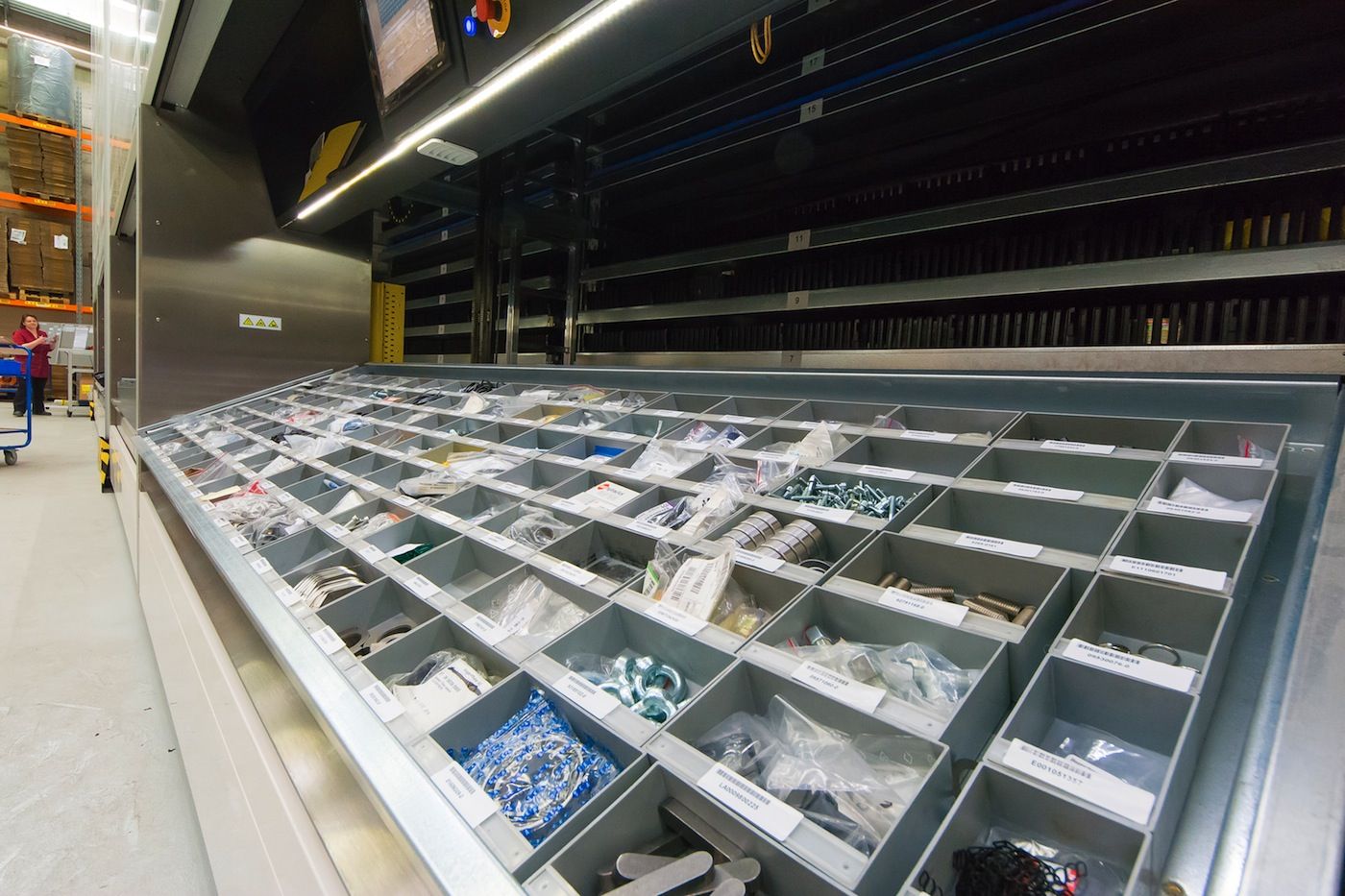 Dos soluciones en una: el LogiMat de SSI Schaefer para picking y almacenaje